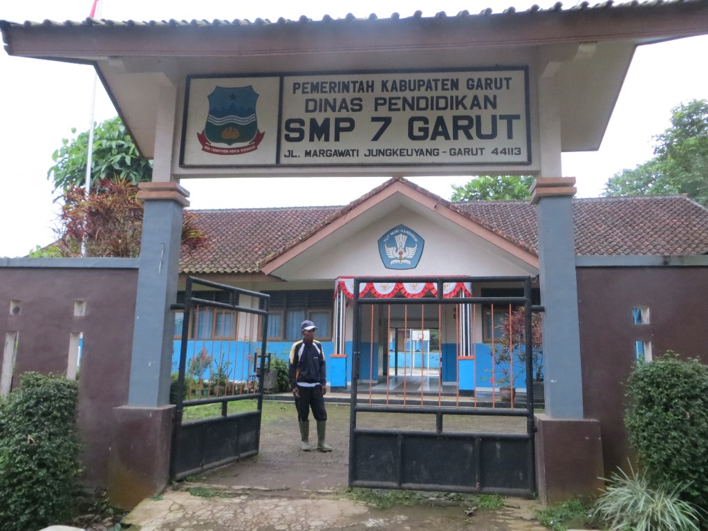 SMP NEGERI 7 GARUT - annibuku.com